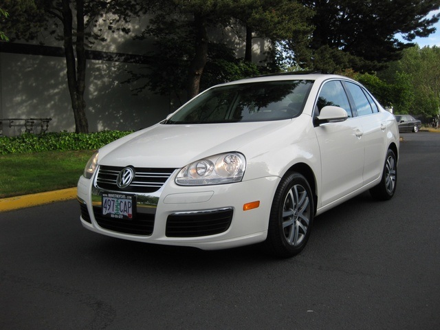 2005 Volkswagen Jetta 2.5/ Leather/Moonroof/ Auto
